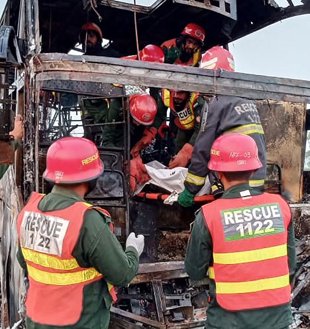 18 rentung nahas bas di Pakistan