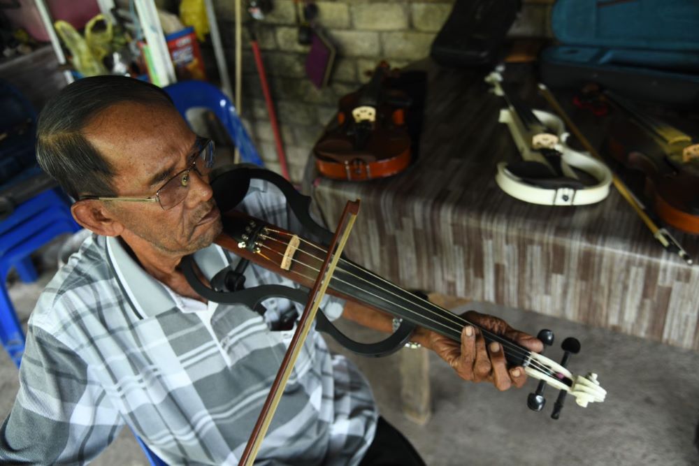 Pak Long terus tradisi gesek biola