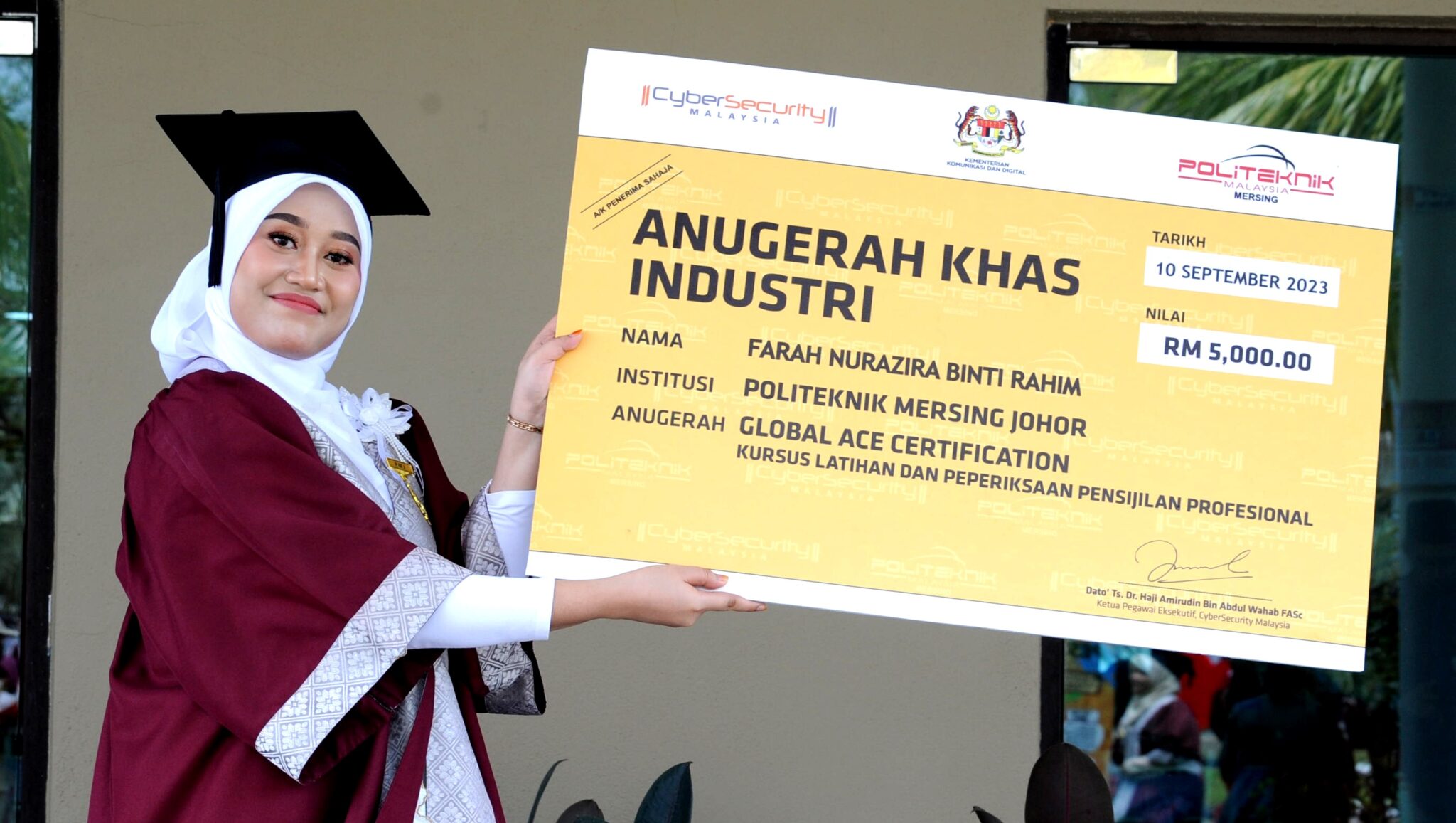 Farah Nurazira terima anugerah berganda - Utusan Malaysia