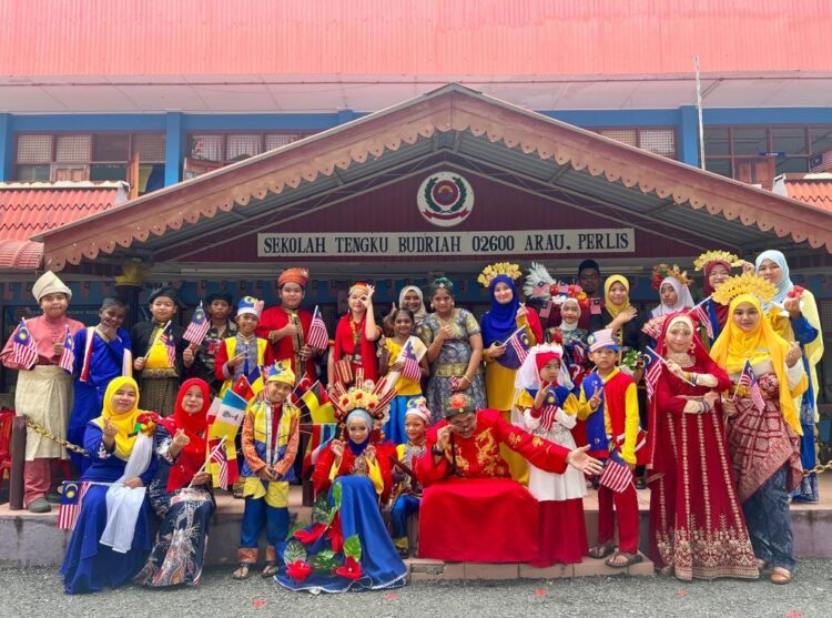 Keunikan, warna-warni pakaian pelbagai kaum, etnik murid-murid di STB ...