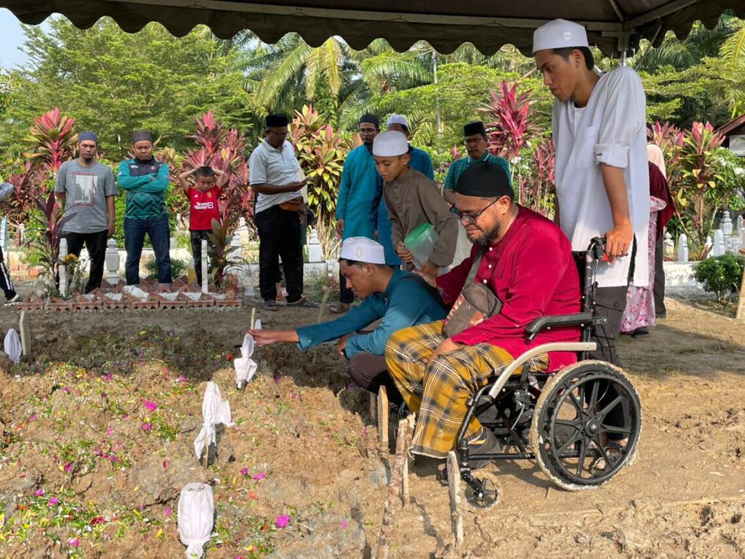 Enam beranak dikebumi dalam sebuah kubur - Utusan Malaysia