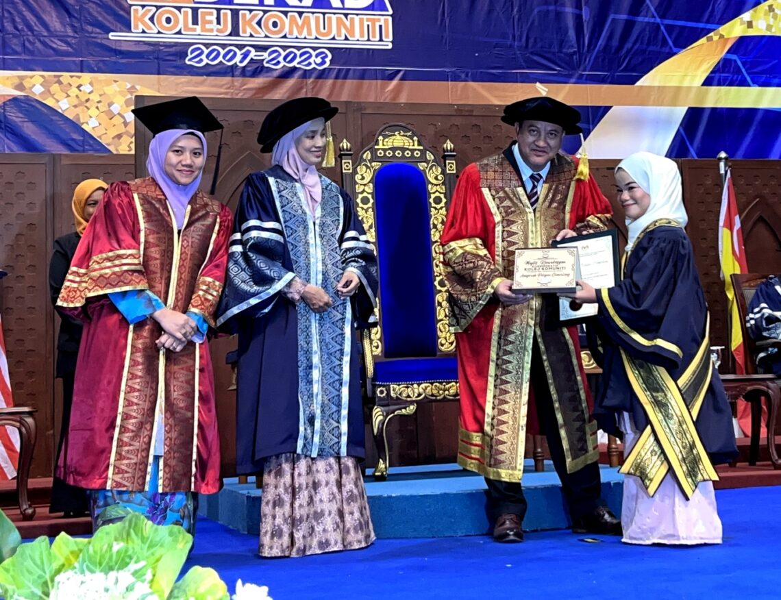 Bertubuh kerdil bukan penghalang jadi graduan cemerlang - Utusan Malaysia