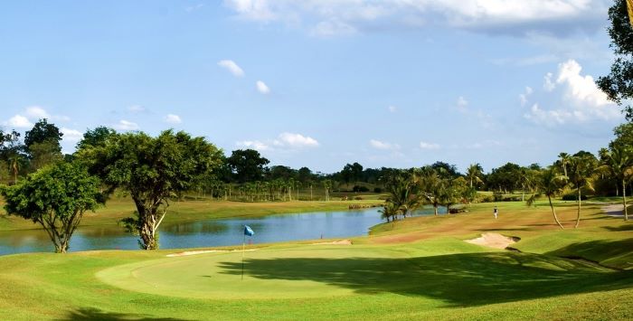 Jom main golf 54 lubang di Palm Resort Golf & Country Club