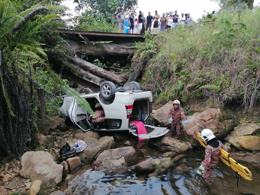 Pemandu maut kereta terjunam empat meter ketika lintas jambatan