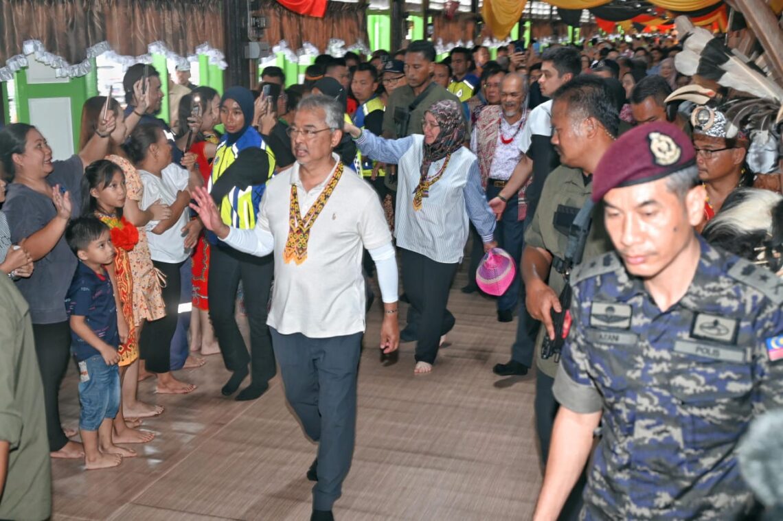 Agong, Raja Permaisuri di rumah panjang Sebauh