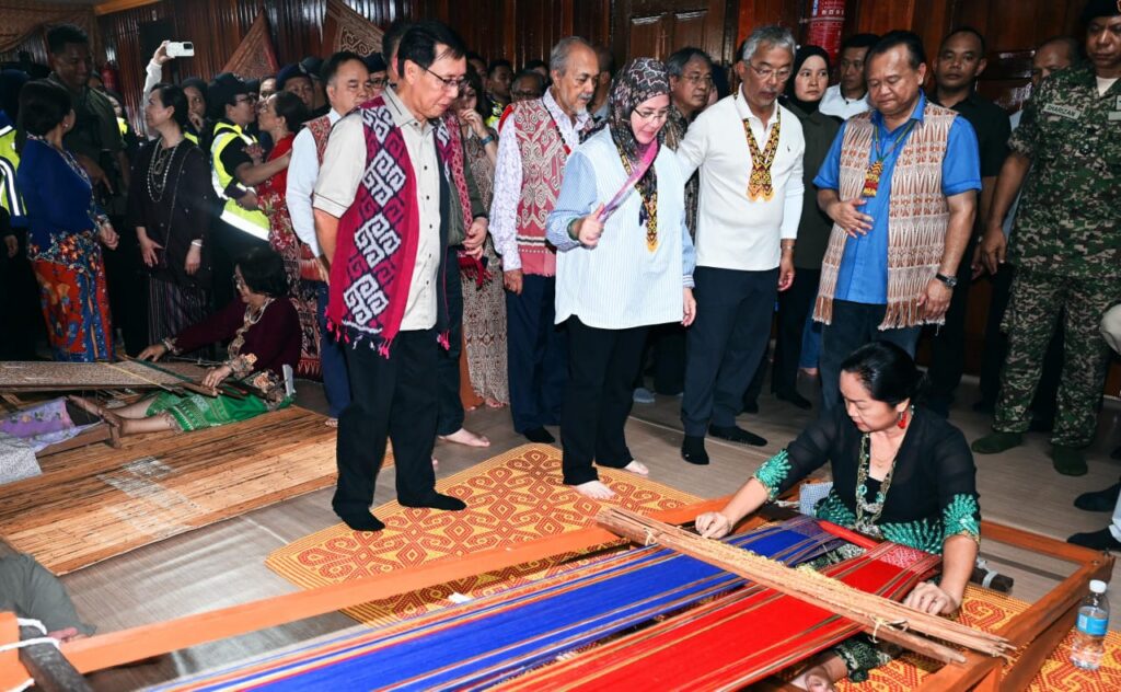 Agong, Raja Permaisuri di rumah panjang Sebauh