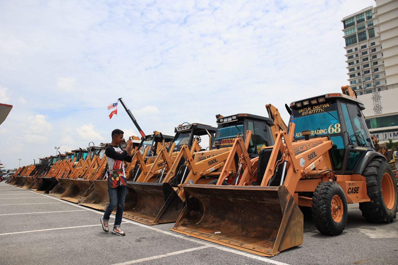 250 buah lori, jentera berat berhimpun di Kelantan