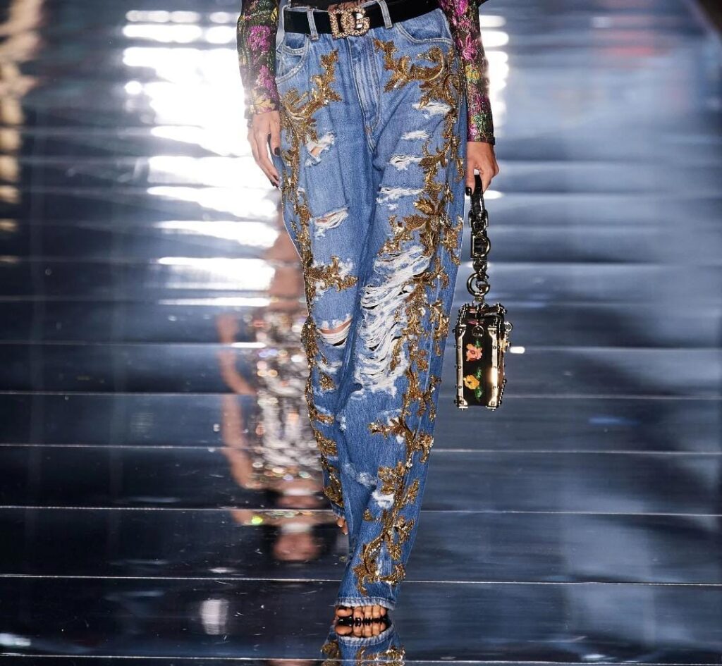 Denim lusuh berseri dengan sulam, manik