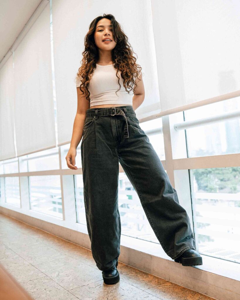 Denim lusuh berseri dengan sulam, manik