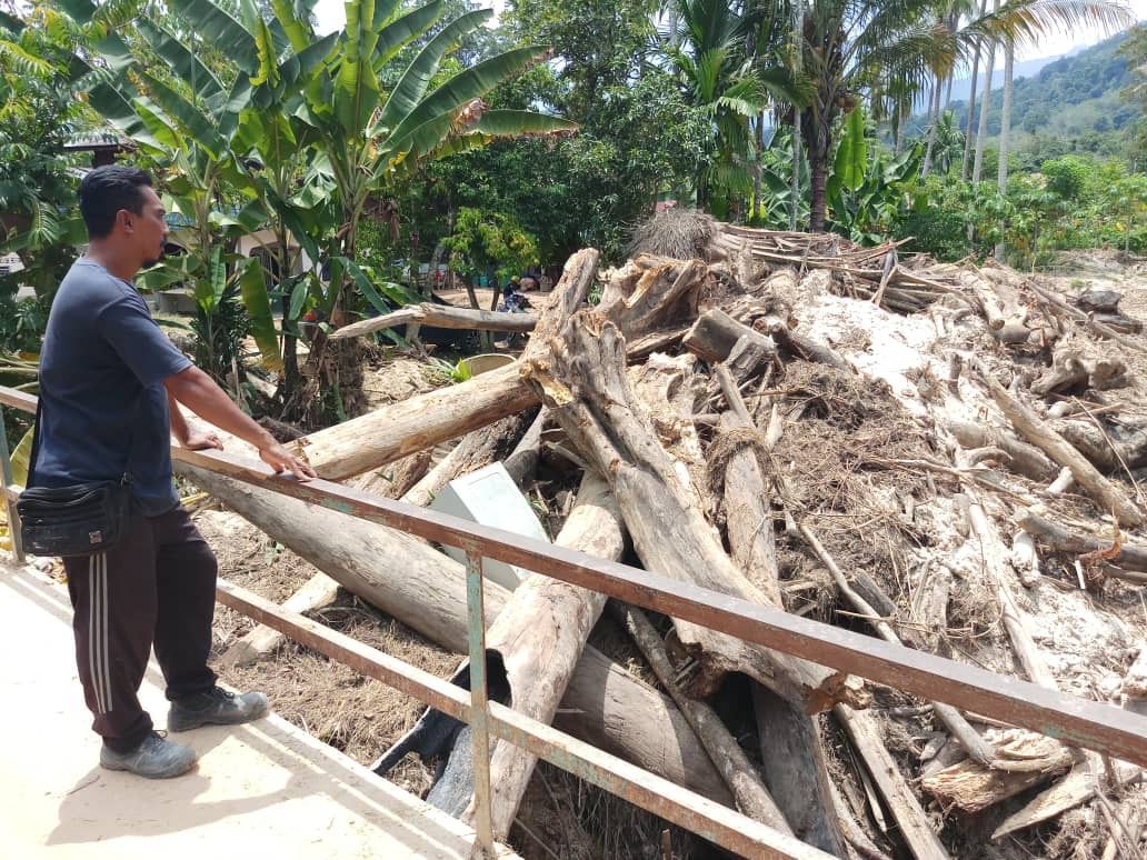 Sisa kayu balak, lumpur, pasir masih penuhi Kampung Iboi - Utusan Malaysia