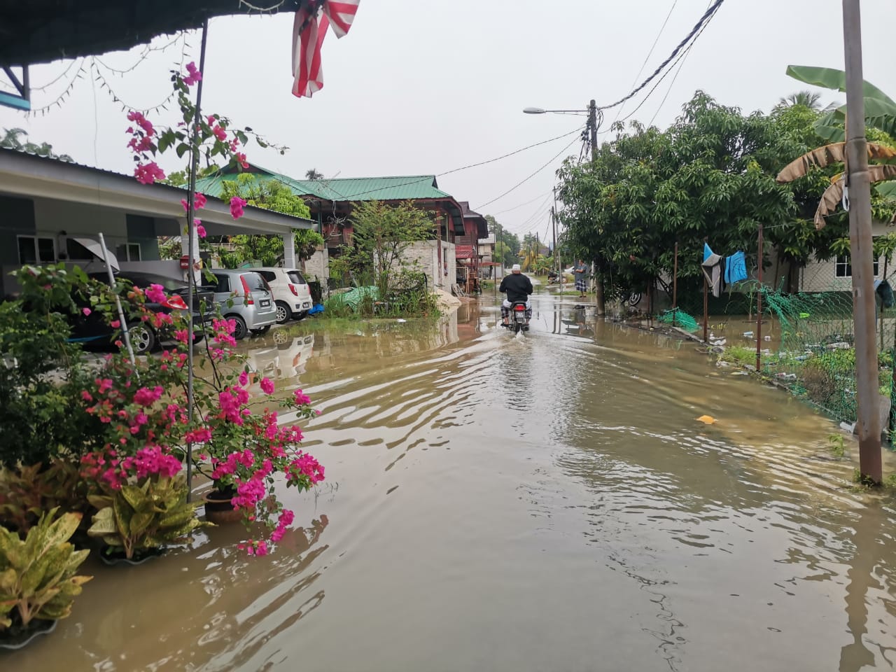 Air pasang besar burukkan lagi banjir kilat - Utusan Malaysia