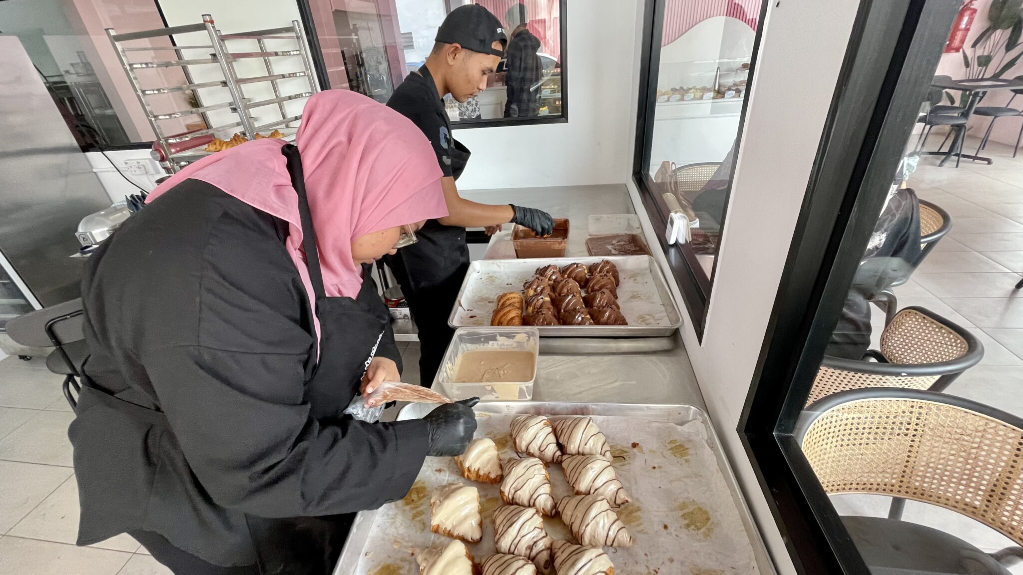 Ketepikan kerja dunia korporat untuk buka bakeri - Utusan Malaysia