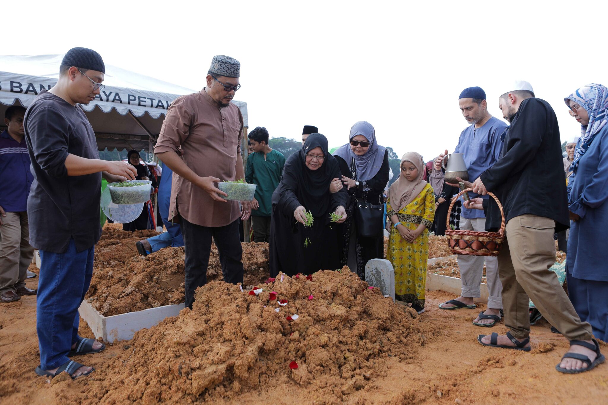 Jenazah bad Indigo selamat dikebumikan - Utusan Malaysia