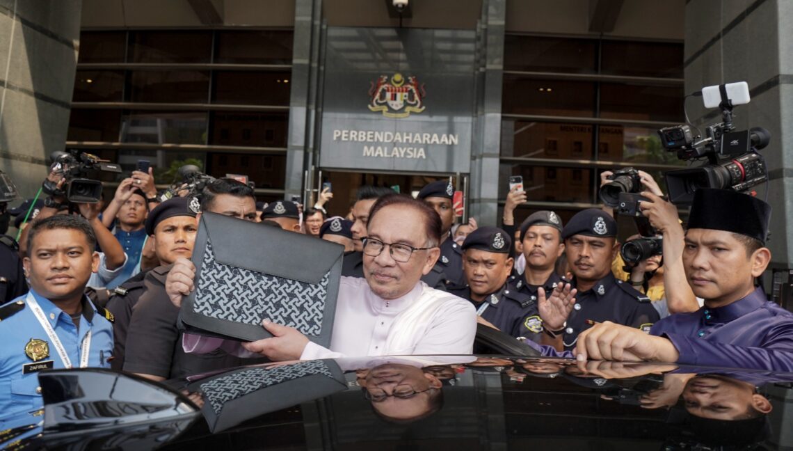 Anwar menuju ke Parlimen untuk bentang Belanjawan 2024