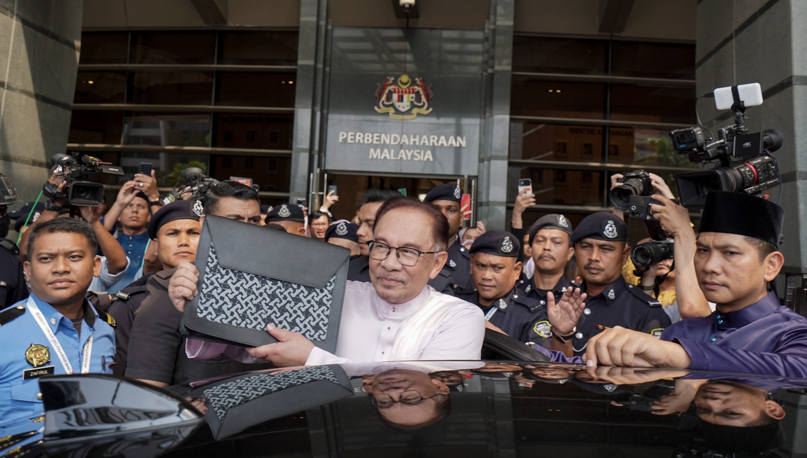 Anwar menuju ke Parlimen untuk bentang Belanjawan 2024