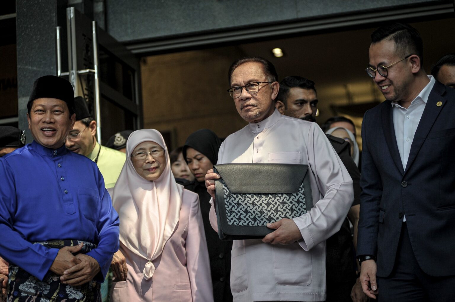 Anwar menuju ke Parlimen untuk bentang Belanjawan 2024