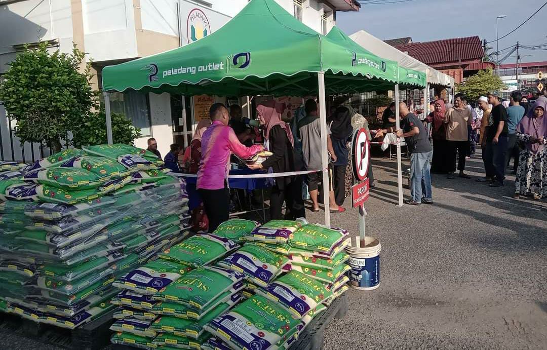 Orang ramai serbu beras tempatan PPK Bukit Payong