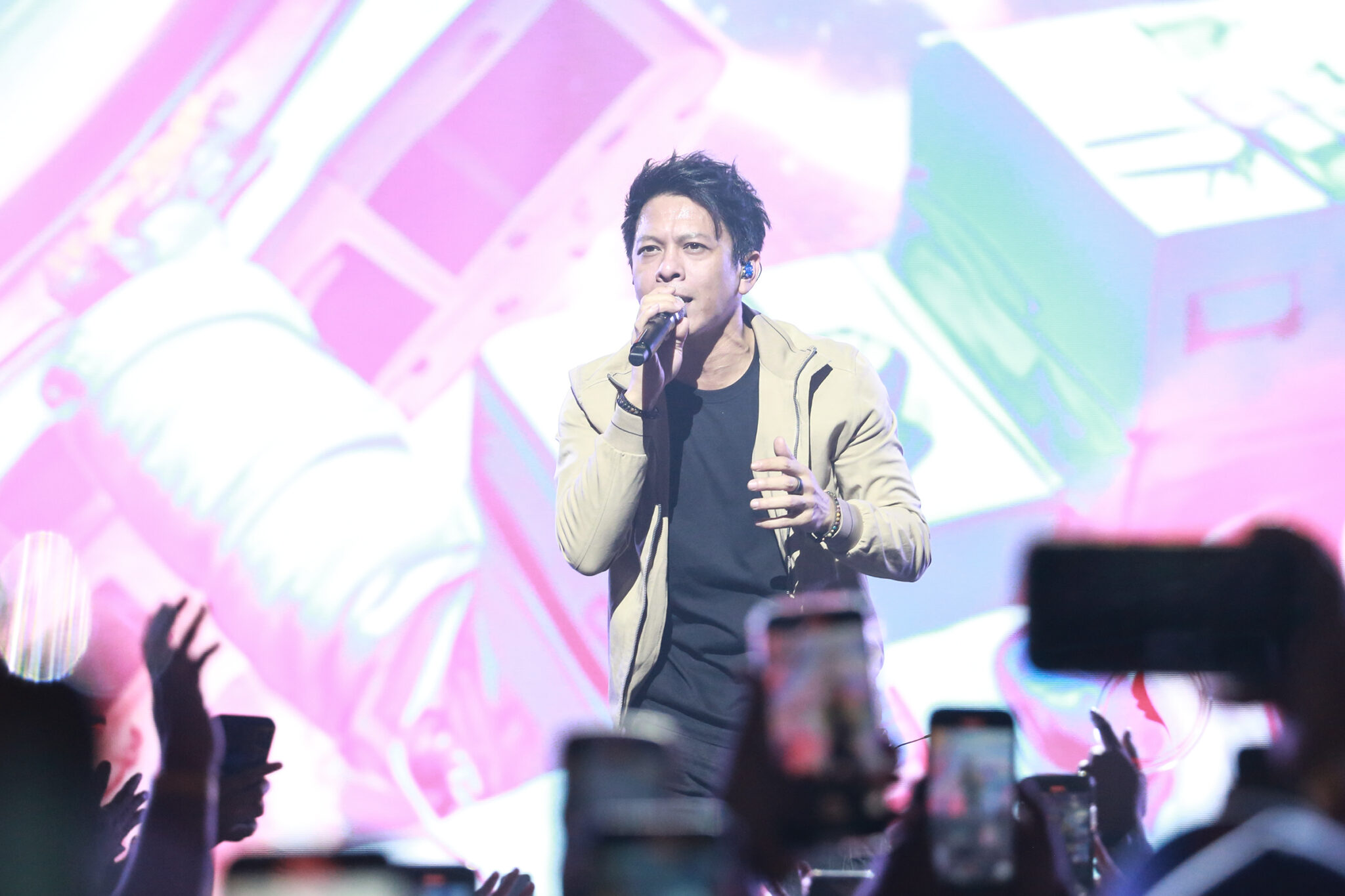 8 kuntum mawar merah, Ariel Noah buat peminat cair - Utusan Malaysia