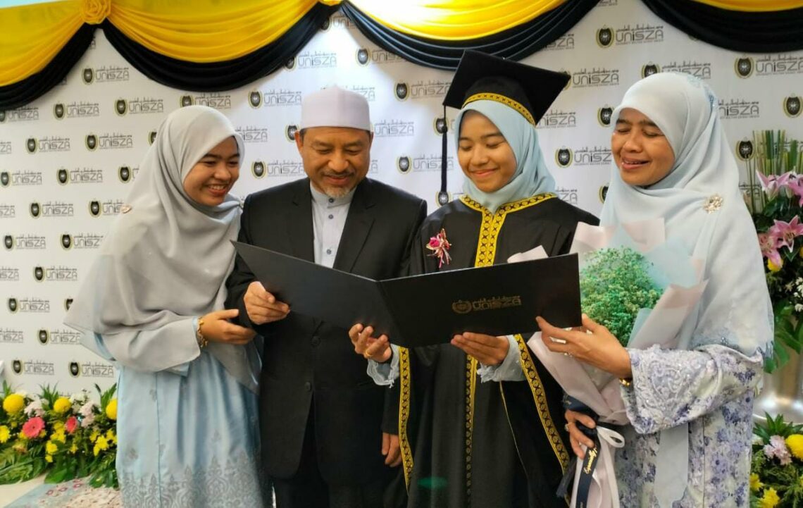 Menteri Besar Kelantan hadir rai kejayaan anak di UniSZA - Utusan Malaysia