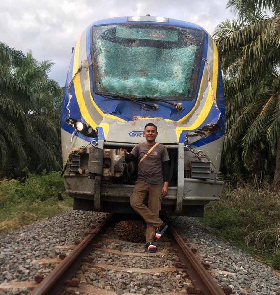 Kereta api penumpang rempuh lori sawit di Kampung Pisang