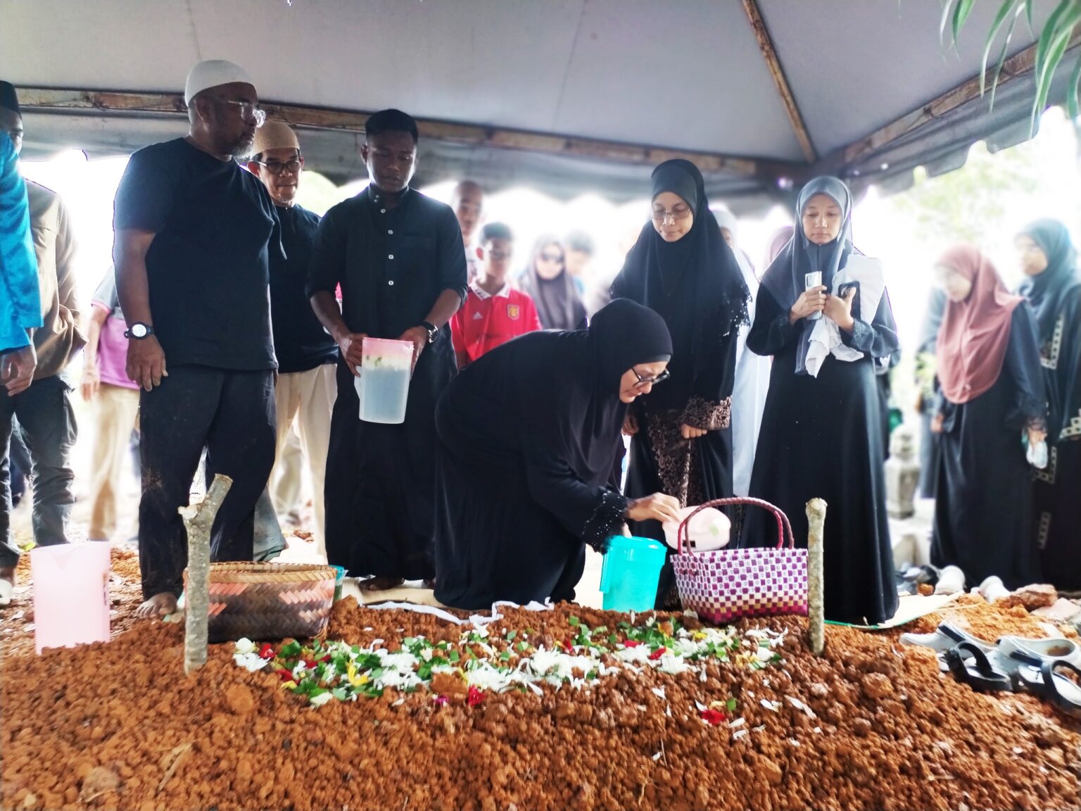 Suasana hiba menyelubungi pengebumian Presiden PKBM