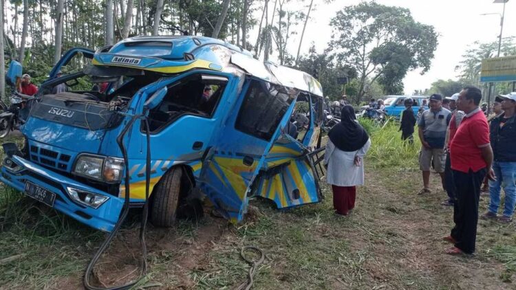 Kereta api rempuh bas mini ragut 11 nyawa di Jawa Timur - Utusan Malaysia