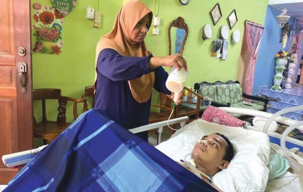 Ibu tunggal terpaksa berhenti kerja jaga anak lumpuh