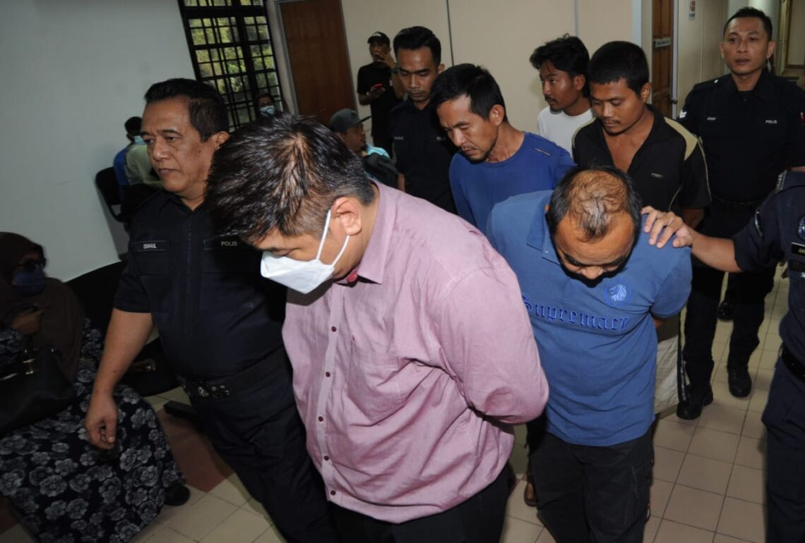 Lima termasuk seorang bergelar Datuk didakwa edar dadah - Utusan Malaysia