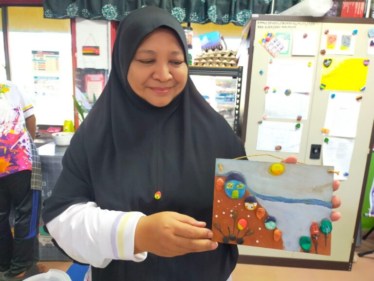 Guna plaster siling buat lukisan pisau