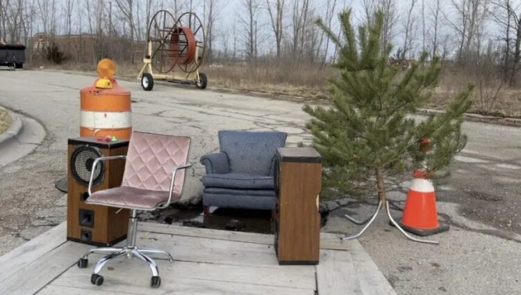 Lopak besar jalan 'dihiasi' perabot rumah