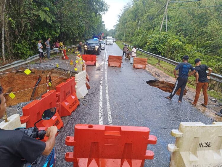 Jalan Jeli-Kuala Balah di Kampung Kubur Datuk runtuh