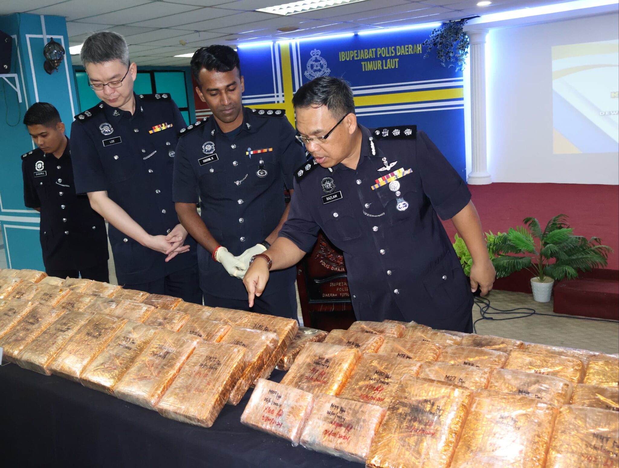 Sembunyi ketulan ganja serupa jongkong emas dalam lubang kubur