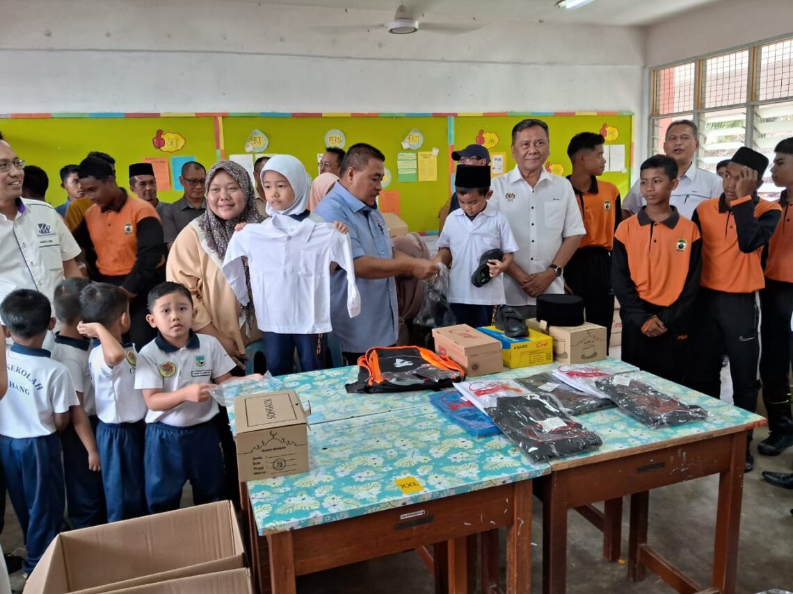 YPM belanja lebih RM500,000 bantuan pelajar miskin di enam daerah bekas ...