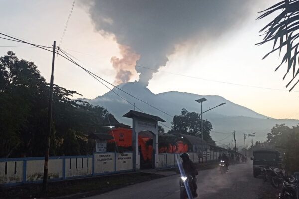Letusan gunung berapi Indonesia: 2,000 penduduk dipindahkan