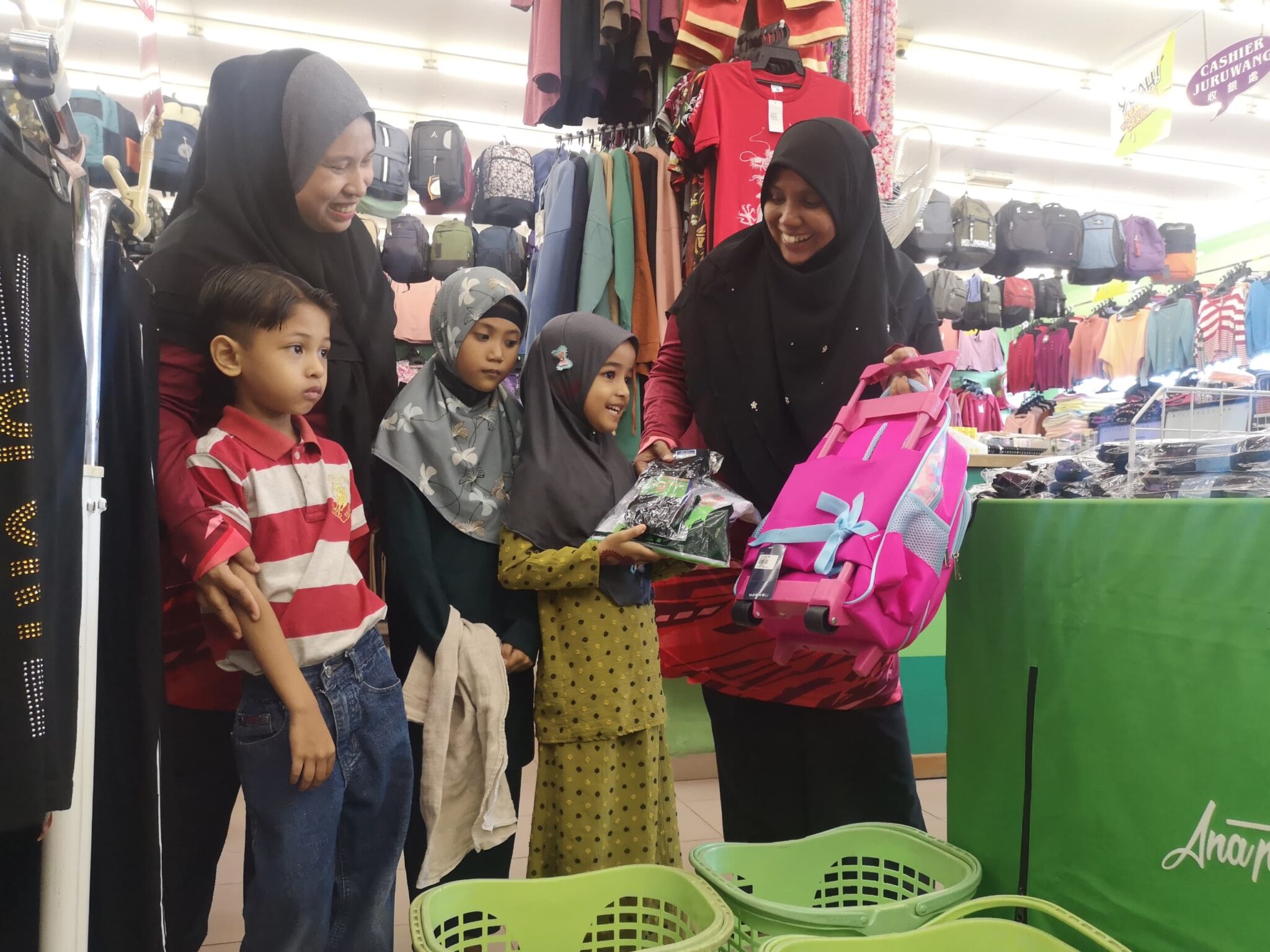 Rezeki anak kurang berkemampuan terima sumbangan persekolahan - Utusan ...