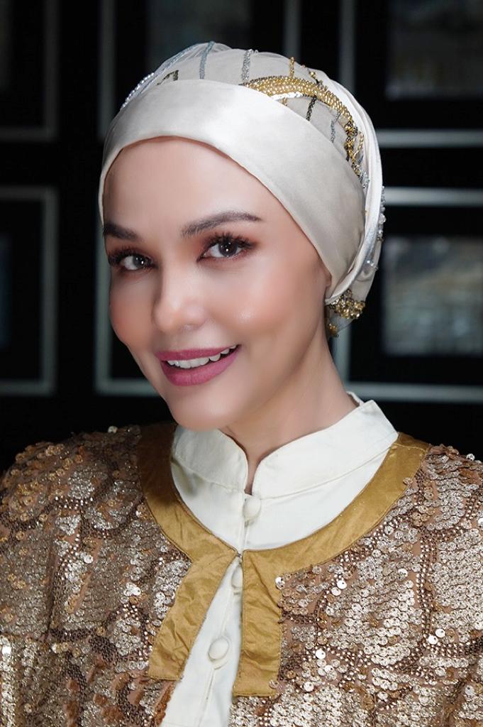 Tampil glamor dengan turban manik, labuci