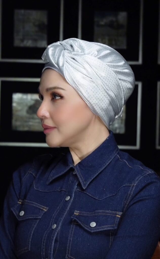 Tampil glamor dengan turban manik, labuci
