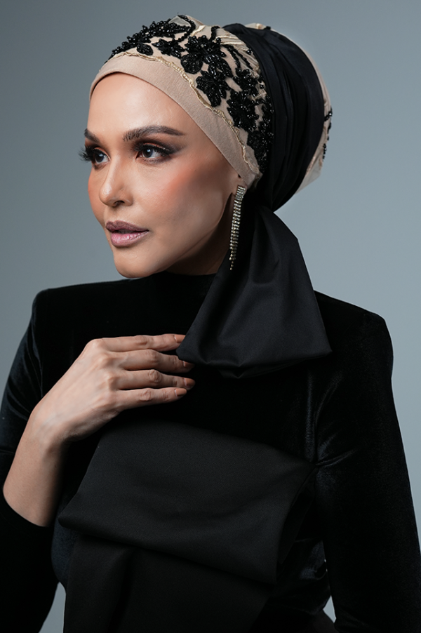 Tampil glamor dengan turban manik, labuci