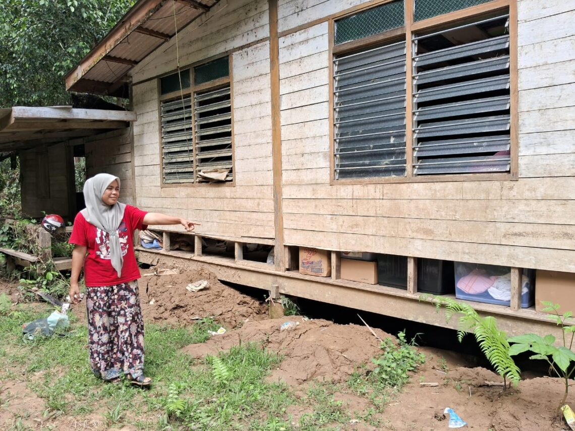 Tujuh sekeluarga tidak lena tidur bimbang rumah runtuh