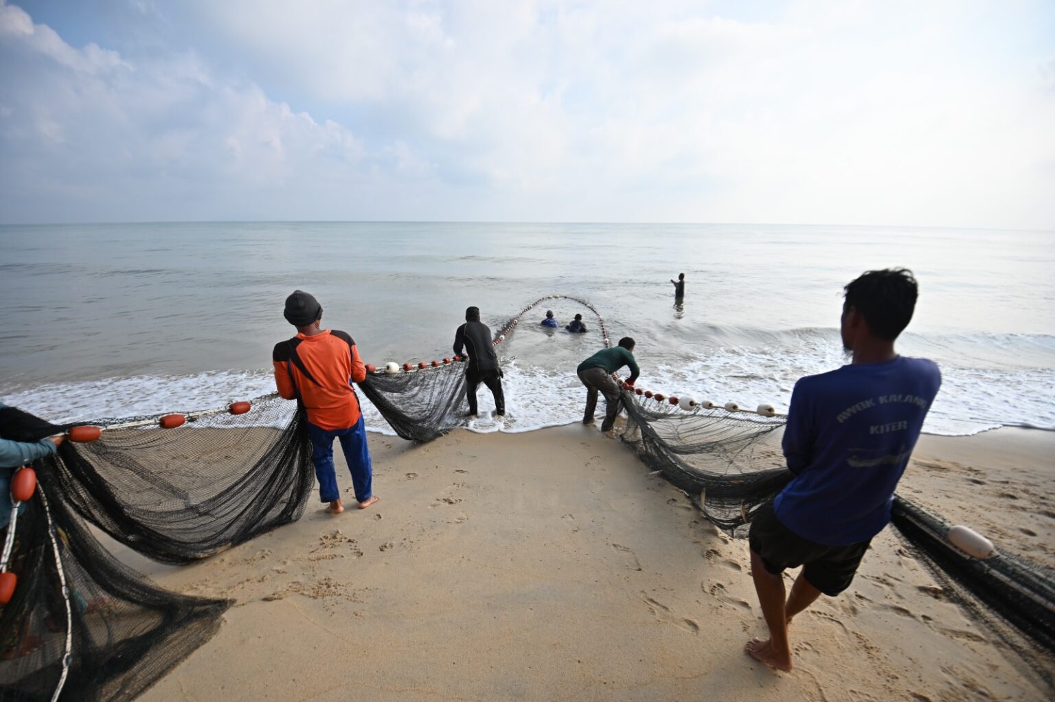 Tradisi tarik pukat darat kekal, gamit kenangan dahulu