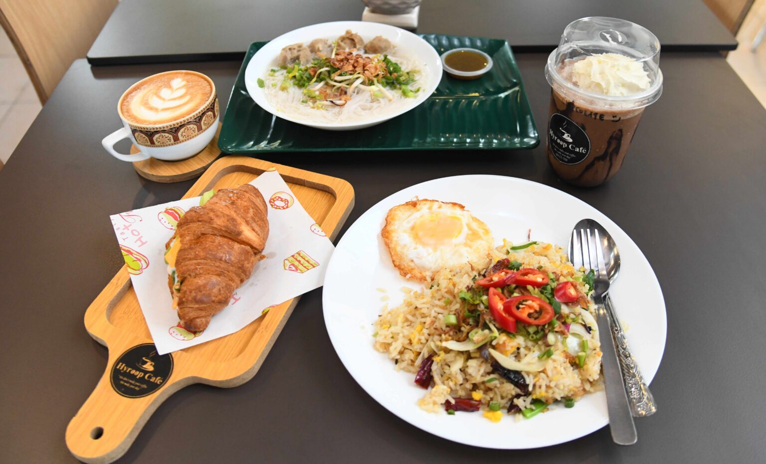 Hyroop cafe hipster saji masakan panas