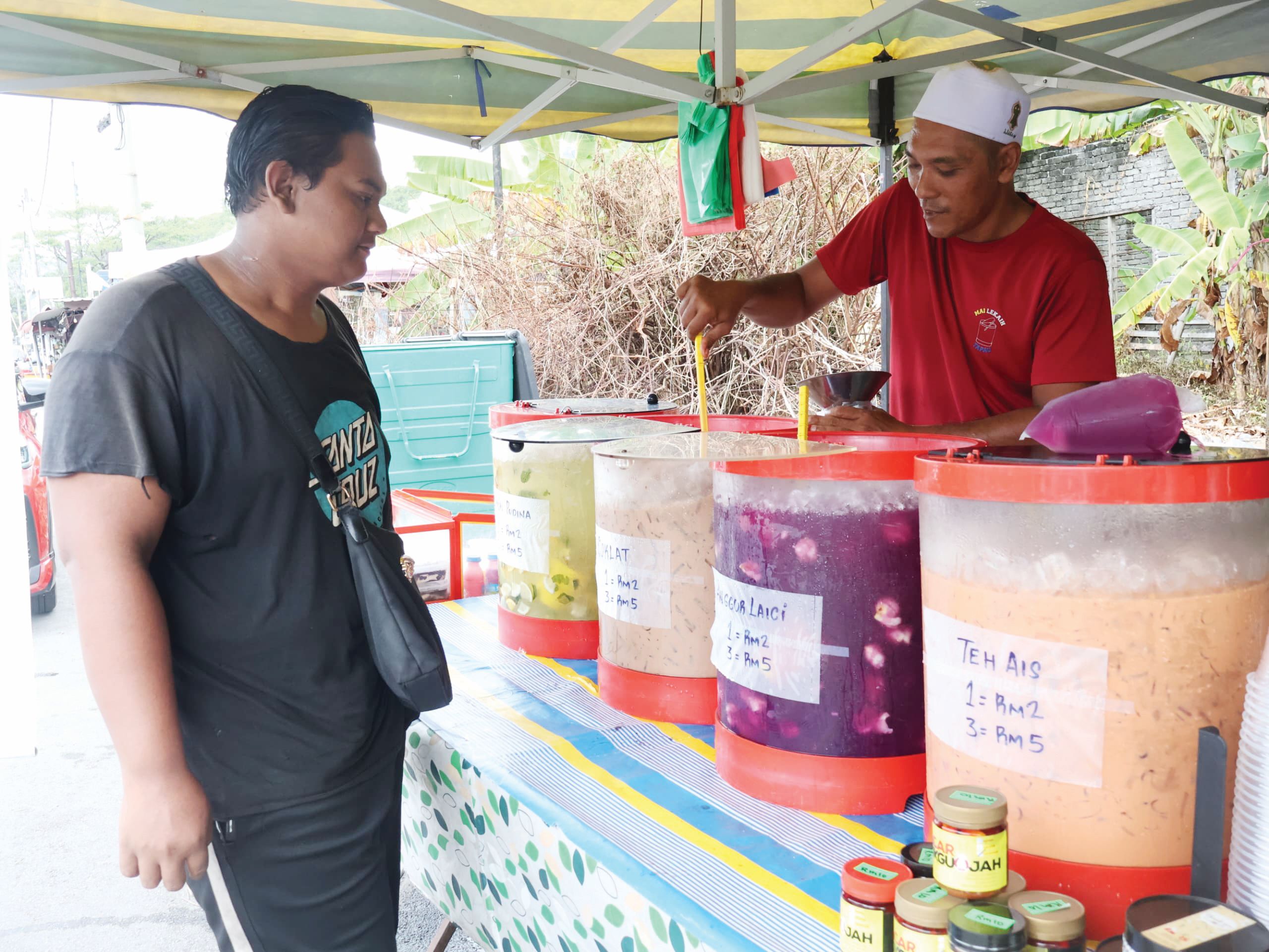 Rezeki cuaca panas, jual air balang 400 bungkus sehari