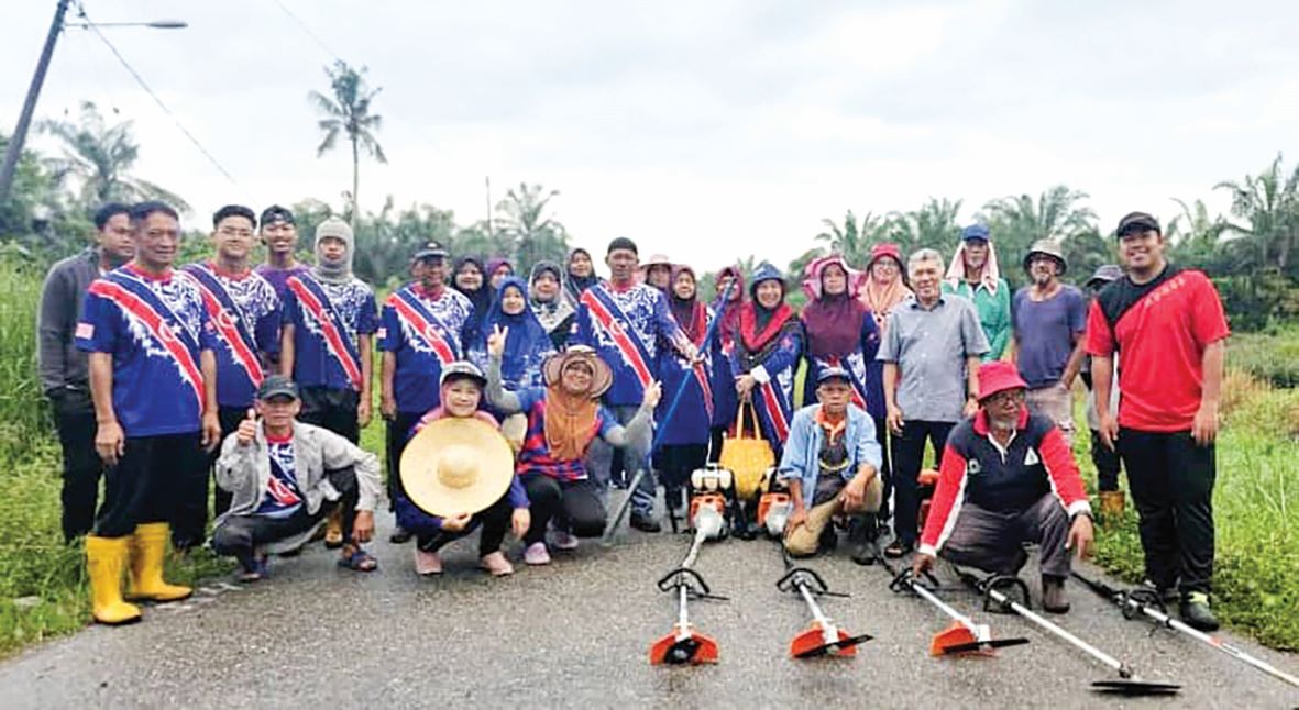 Warga Kampung Parit Dato’ Onn gotong-royong bersih kawasan