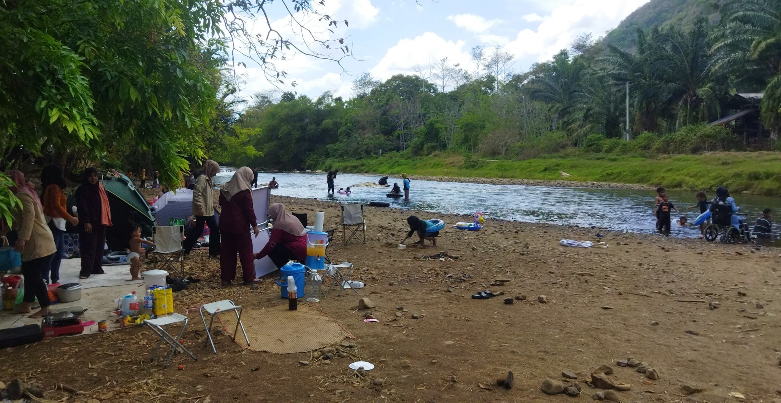 Orang ramai ‘serbu’ sungai untuk sejukkan badan