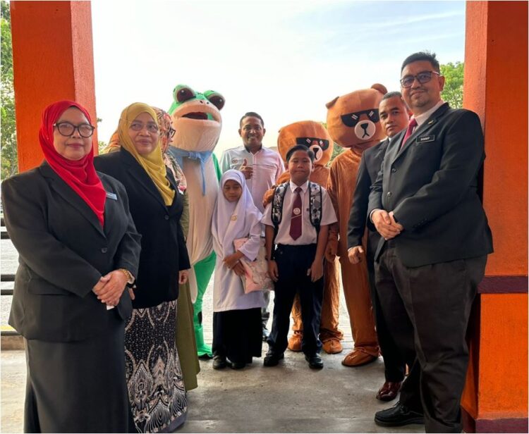 Ambil cuti jadi maskot iringi anak ke sekolah