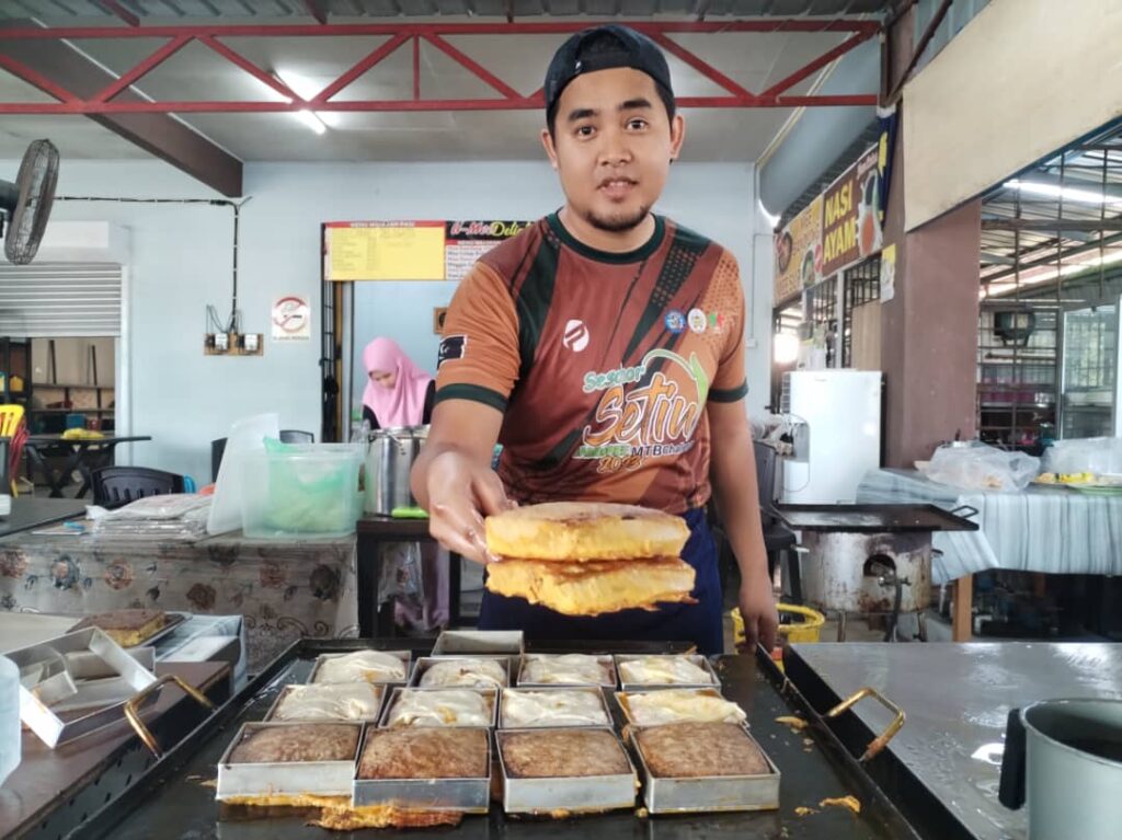 Peniaga jual martabak sarang 300 biji sehari