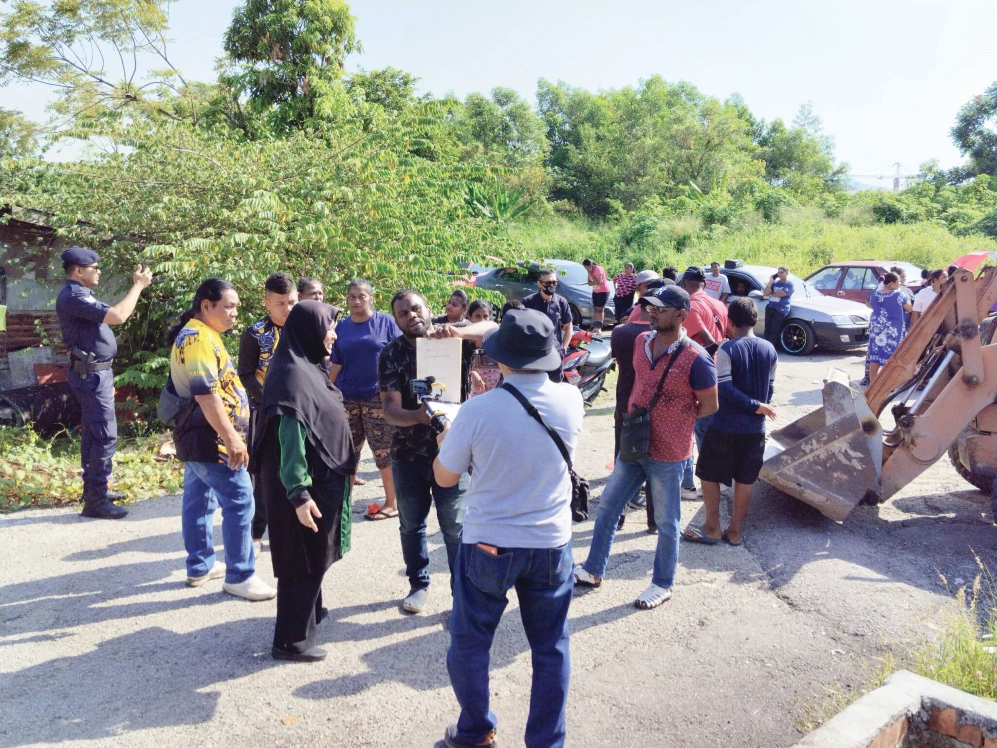 Penduduk nekad pertahan rumah daripada diroboh