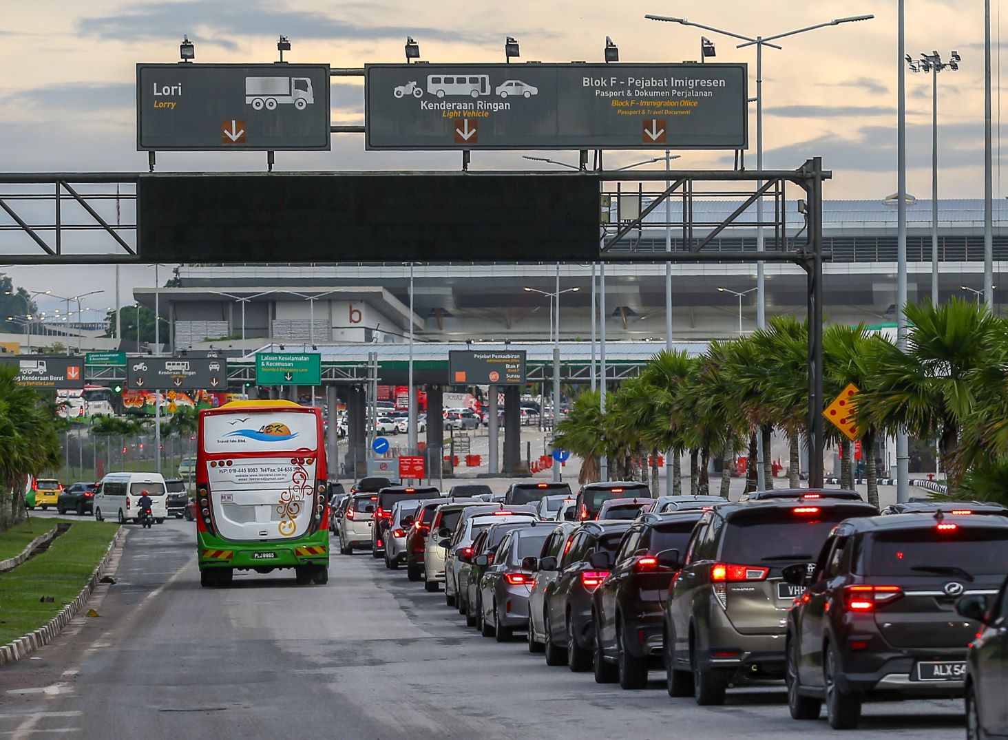 Benarkan bas pelancongan dari Thailand masuk ke negeri sempadan