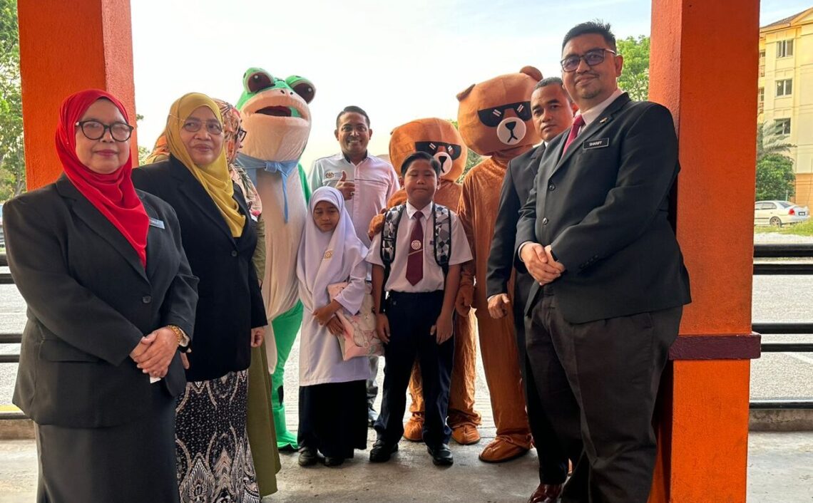 Ambil cuti jadi maskot iringi anak ke sekolah - Utusan Malaysia