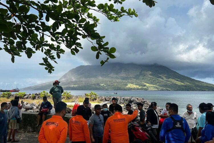 Dua gunung berapi berjiran Gunung Ruang dipantau